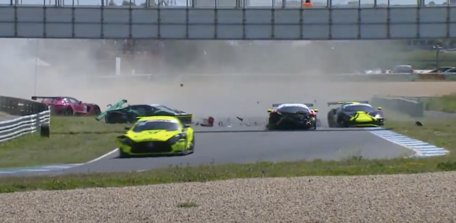 GT Open (Video) - Big accident at the start of Race 1 | Endurance Info