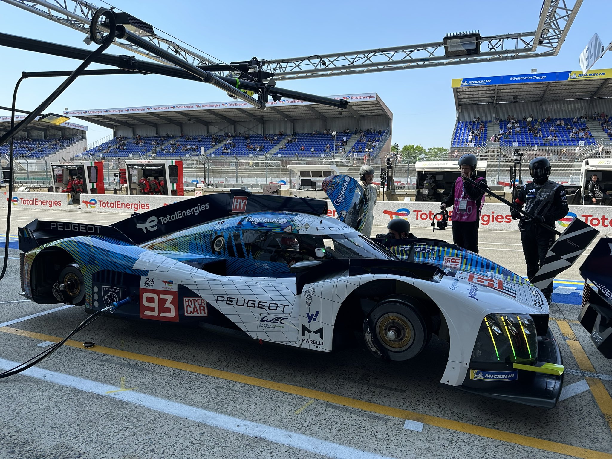 The Team Peugeot is getting ready for the start of the Centenary ...